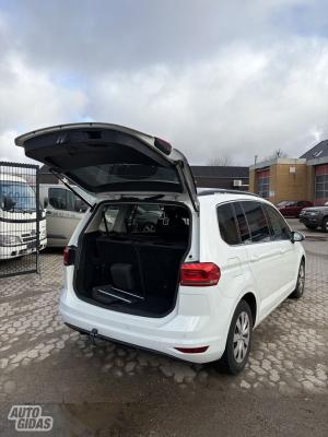 White Volkswagen Touran 2017 in Vilnius, with an engine capacity of 1.60 L and mileage of 306 thousand km for 6800 €, photo 6 on AUTOMOTO.COM.LV