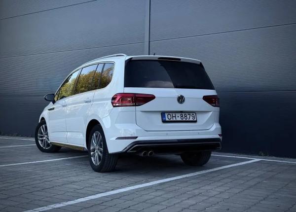 White Volkswagen Touran 2017 in Riga, with an engine capacity of 2.00 L and mileage of 197 thousand km for 17295 €, photo 3 on AUTOMOTO.COM.LV