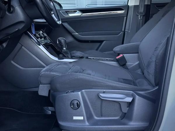 White Volkswagen Touran 2017 in Riga, with an engine capacity of 2.00 L and mileage of 197 thousand km for 17295 €, photo 10 on AUTOMOTO.COM.LV