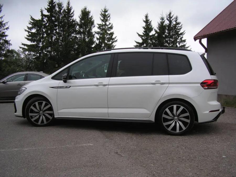 White Volkswagen Touran 2017 in Sigulda, with an engine capacity of 2.00 L and mileage of 0 thousand km for 15250 €, photo 5 on AUTOMOTO.COM.LV