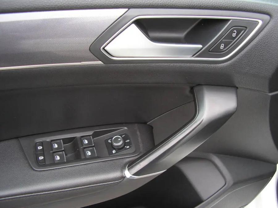 White Volkswagen Touran 2017 in Sigulda, with an engine capacity of 2.00 L and mileage of 0 thousand km for 15250 €, photo 19 on AUTOMOTO.COM.LV