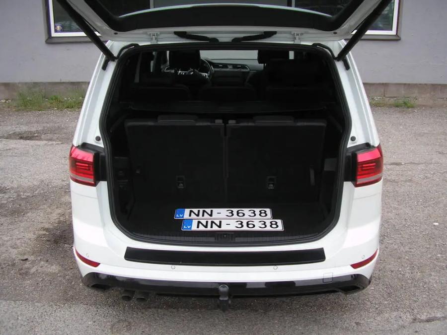 White Volkswagen Touran 2017 in Sigulda, with an engine capacity of 2.00 L and mileage of 0 thousand km for 15250 €, photo 23 on AUTOMOTO.COM.LV