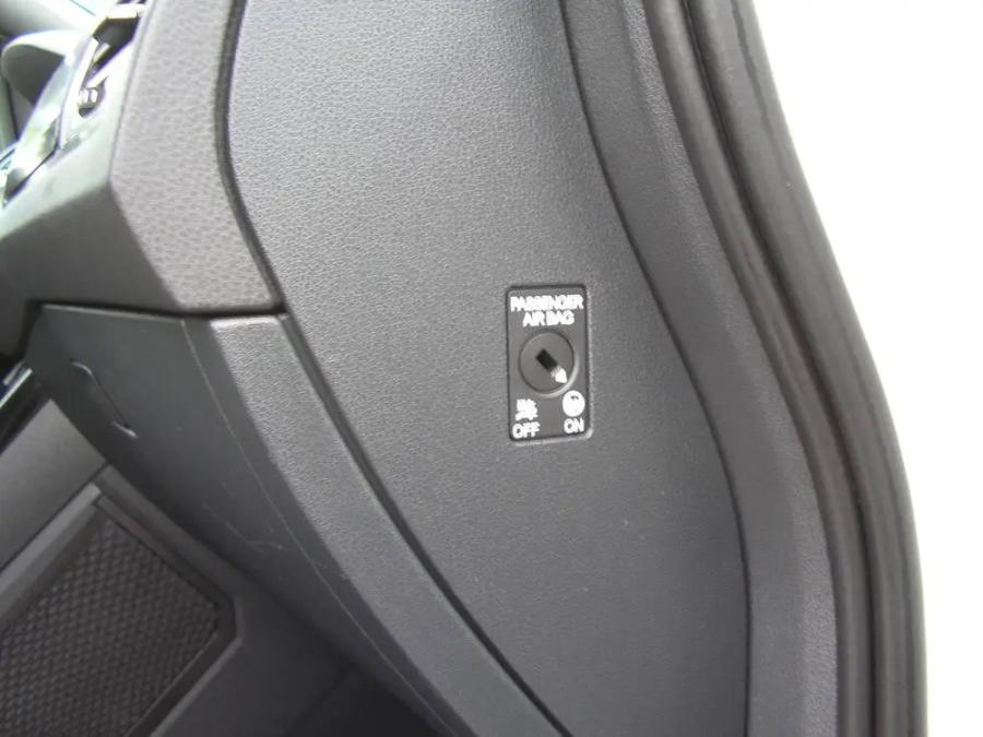 White Volkswagen Touran 2017 in Sigulda, with an engine capacity of 2.00 L and mileage of 0 thousand km for 15250 €, photo 29 on AUTOMOTO.COM.LV