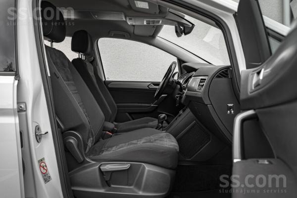 White Volkswagen Touran 2017 in Riga, with an engine capacity of 1.60 L and mileage of 281 thousand km for 6950 €, photo 11 on AUTOMOTO.COM.LV