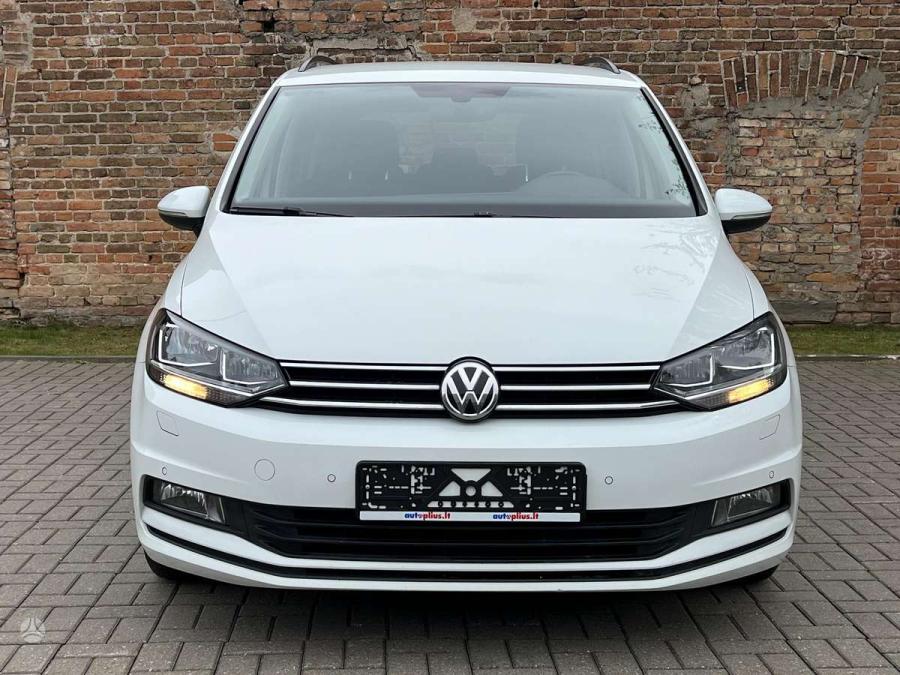 White Volkswagen Touran 2017 in Kedainiai, with an engine capacity of 1.60 L and mileage of 306 thousand km for 8250 €, photo 4 on AUTOMOTO.COM.LV