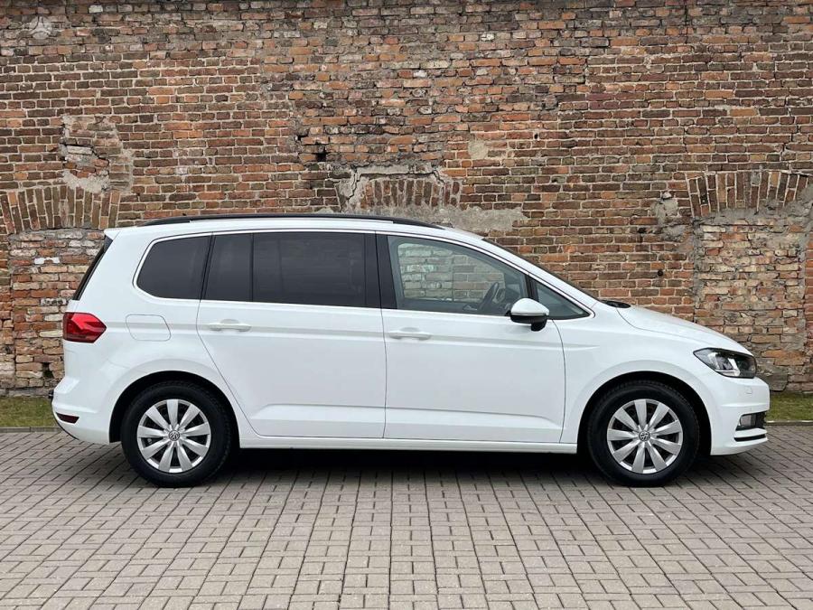 White Volkswagen Touran 2017 in Kedainiai, with an engine capacity of 1.60 L and mileage of 306 thousand km for 8250 €, photo 6 on AUTOMOTO.COM.LV