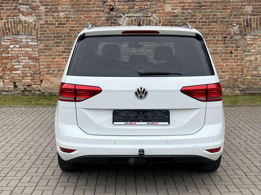 White Volkswagen Touran 2017 in Kedainiai, with an engine capacity of 1.60 L and mileage of 306 thousand km for 8250 €, photo 8 on AUTOMOTO.COM.LV
