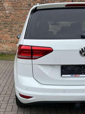 White Volkswagen Touran 2017 in Kedainiai, with an engine capacity of 1.60 L and mileage of 306 thousand km for 8250 €, photo 11 on AUTOMOTO.COM.LV