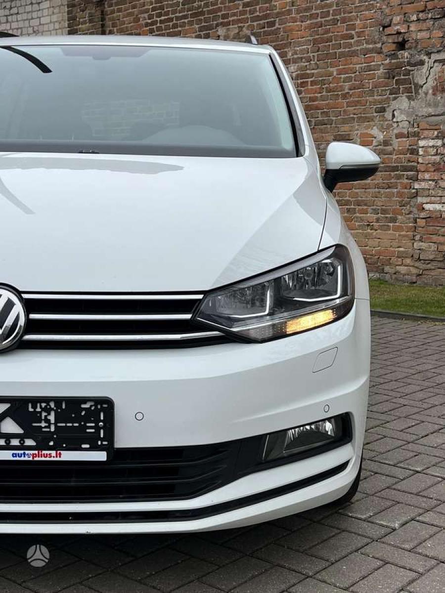White Volkswagen Touran 2017 in Kedainiai, with an engine capacity of 1.60 L and mileage of 306 thousand km for 8250 €, photo 13 on AUTOMOTO.COM.LV