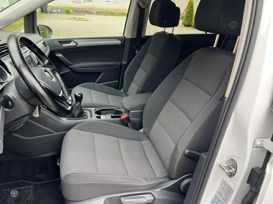 White Volkswagen Touran 2017 in Kedainiai, with an engine capacity of 1.60 L and mileage of 306 thousand km for 8250 €, photo 17 on AUTOMOTO.COM.LV