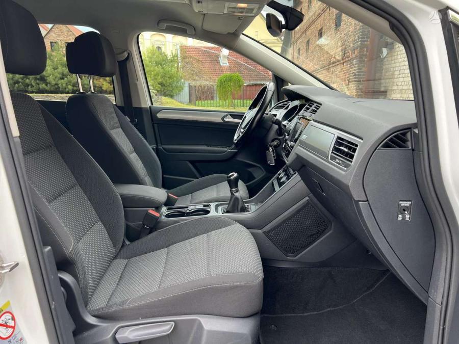 White Volkswagen Touran 2017 in Kedainiai, with an engine capacity of 1.60 L and mileage of 306 thousand km for 8250 €, photo 20 on AUTOMOTO.COM.LV