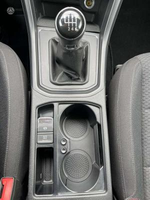 White Volkswagen Touran 2017 in Kedainiai, with an engine capacity of 1.60 L and mileage of 306 thousand km for 8250 €, photo 28 on AUTOMOTO.COM.LV