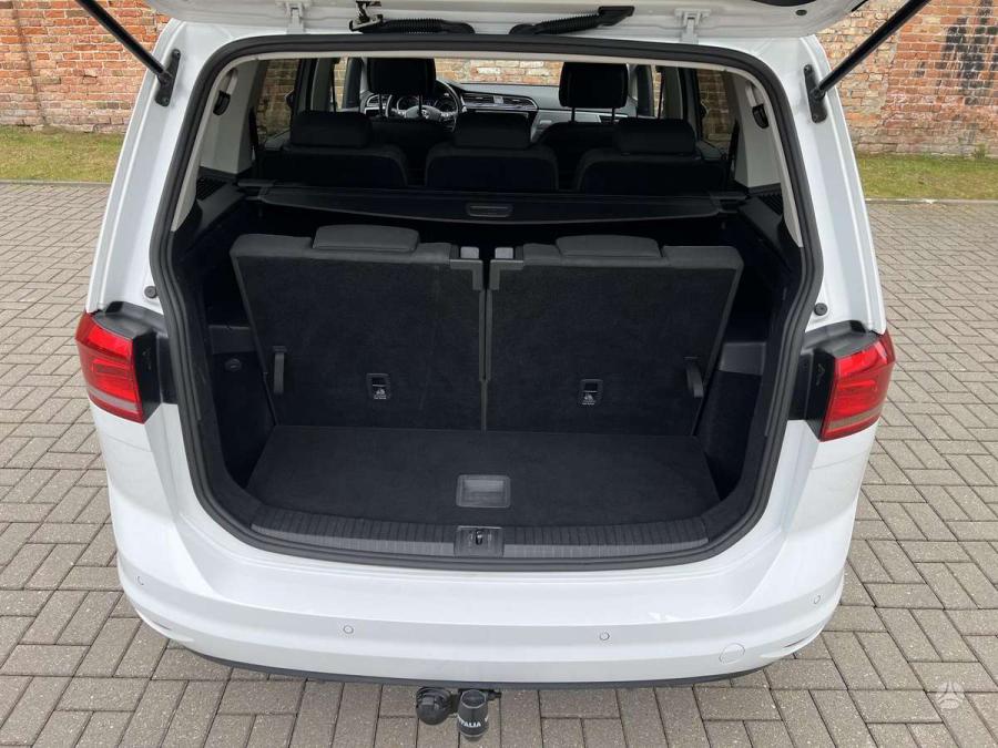White Volkswagen Touran 2017 in Kedainiai, with an engine capacity of 1.60 L and mileage of 306 thousand km for 8250 €, photo 34 on AUTOMOTO.COM.LV