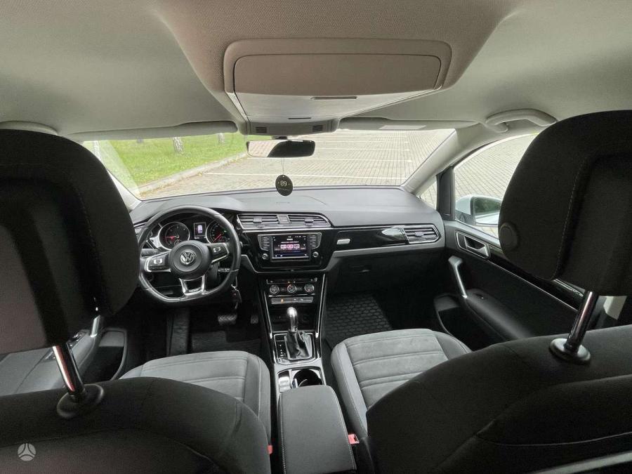 White Volkswagen Touran 2017 in Panevezys, with an engine capacity of 2.00 L and mileage of 284 thousand km for 12000 €, photo 10 on AUTOMOTO.COM.LV