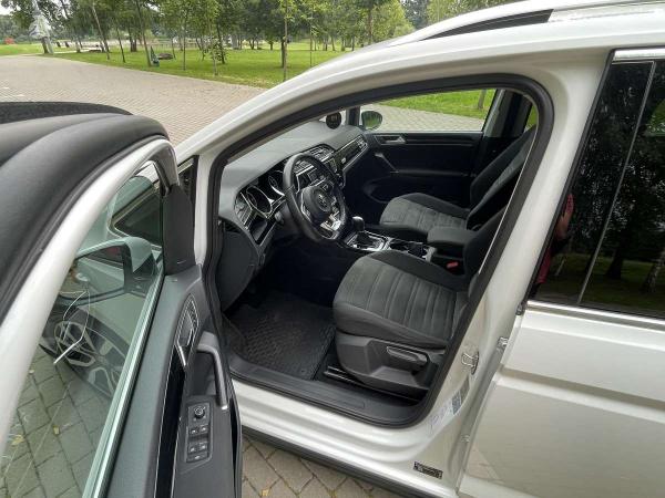 White Volkswagen Touran 2017 in Panevezys, with an engine capacity of 2.00 L and mileage of 284 thousand km for 12000 €, photo 11 on AUTOMOTO.COM.LV