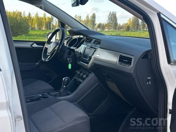 White Volkswagen Touran 2017 in Jelgava, with an engine capacity of 1.60 L and mileage of 0 thousand km for 8500 €, photo 10 on AUTOMOTO.COM.LV