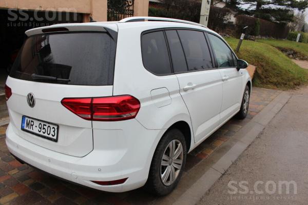 White Volkswagen Touran 2018 in Riga, with an engine capacity of 2.00 L and mileage of 283 thousand km for 12000 €, photo 4 on AUTOMOTO.COM.LV