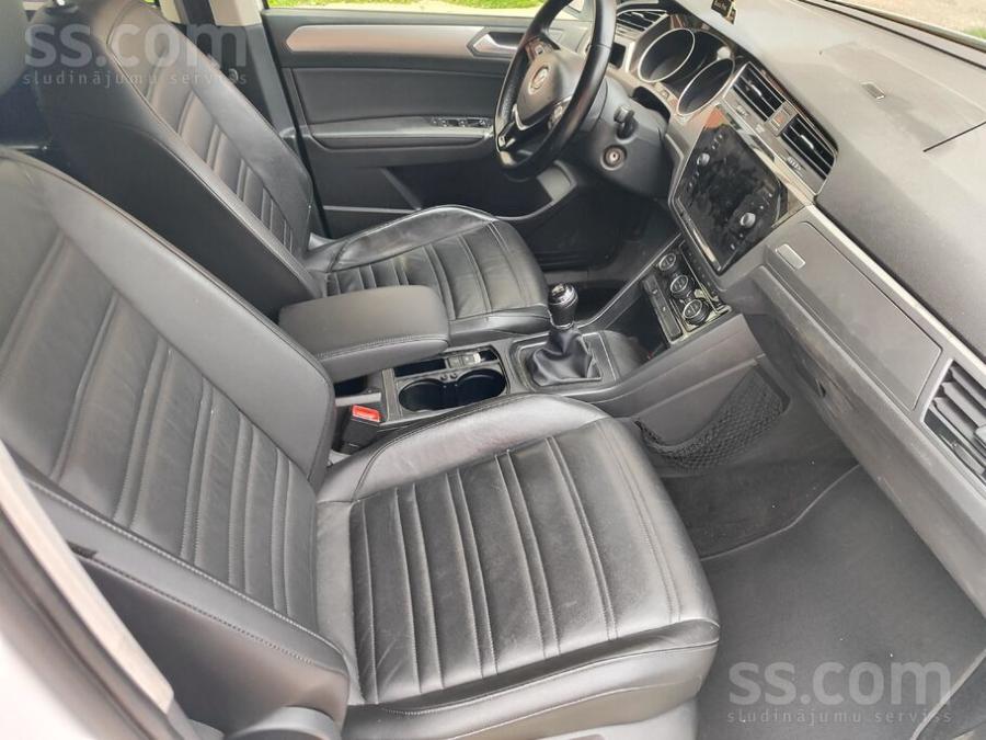 White Volkswagen Touran 2018 in Riga, with an engine capacity of 1.60 L and mileage of 310 thousand km for 9700 €, photo 4 on AUTOMOTO.COM.LV