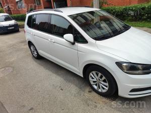 White Volkswagen Touran 2018 in Riga, with an engine capacity of 1.60 L and mileage of 310 thousand km for 9700 €, photo 5 on AUTOMOTO.COM.LV