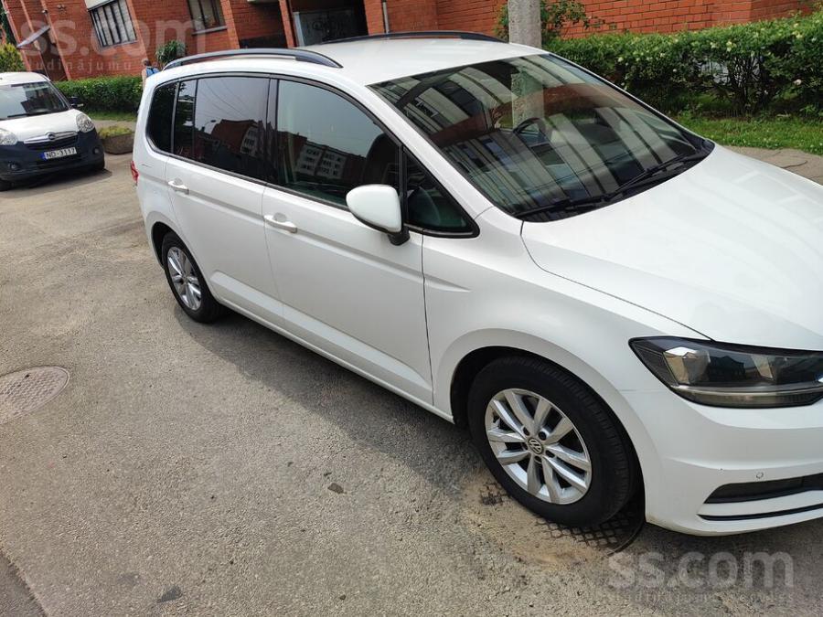 White Volkswagen Touran 2018 in Riga, with an engine capacity of 1.60 L and mileage of 310 thousand km for 9700 €, photo 5 on AUTOMOTO.COM.LV