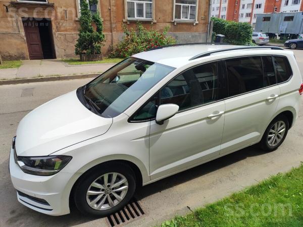 White Volkswagen Touran 2018 in Riga, with an engine capacity of 1.60 L and mileage of 310 thousand km for 9700 €, photo 6 on AUTOMOTO.COM.LV