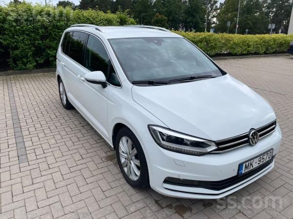White Volkswagen Touran 2018 in Riga, with an engine capacity of 1.40 L and mileage of 151 thousand km for 15700 €, photo 3 on AUTOMOTO.COM.LV