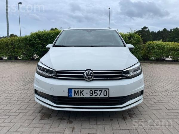 White Volkswagen Touran 2018 in Riga, with an engine capacity of 1.40 L and mileage of 151 thousand km for 15700 €, photo 7 on AUTOMOTO.COM.LV