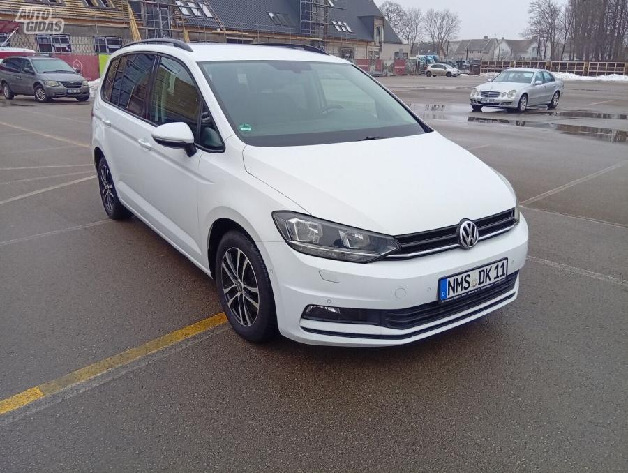 White Volkswagen Touran 2019 in Klaipeda, with an engine capacity of 2.00 L and mileage of 391 thousand km for 8200 €, photo 1 on AUTOMOTO.COM.LV