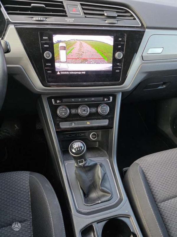 Balts Volkswagen Touran 2019 Tauragė, ar dzinēja tilpumu 1.60 L un nobraukumu 320 tūkst. km par 7800 €, foto 7 vietnē AUTOMOTO.COM.LV