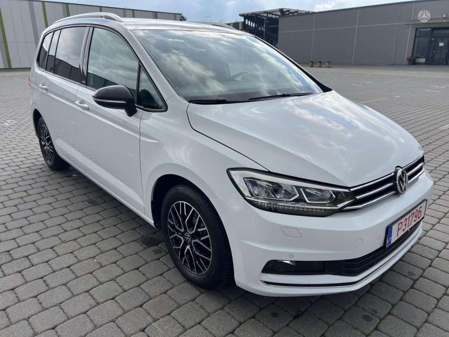White Volkswagen Touran 2020 in Raseiniai, with an engine capacity of 1.50 L and mileage of 63 thousand km for 16400 €, photo 7 on AUTOMOTO.COM.LV