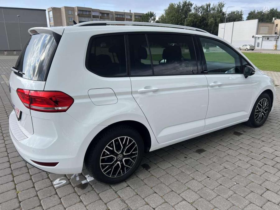 White Volkswagen Touran 2020 in Raseiniai, with an engine capacity of 1.50 L and mileage of 63 thousand km for 16400 €, photo 9 on AUTOMOTO.COM.LV
