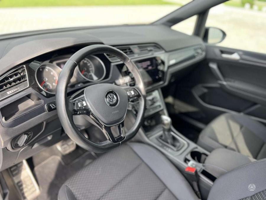White Volkswagen Touran 2020 in Raseiniai, with an engine capacity of 1.50 L and mileage of 63 thousand km for 16400 €, photo 22 on AUTOMOTO.COM.LV