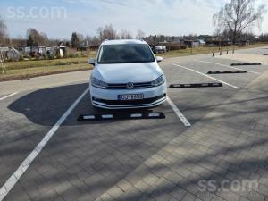 Белый Фольксваген Туран 2021 в Рига, объемом двигателя 2.00 л и пробегом 234 тыс. км за 13450 €, фото 3 на AUTOMOTO.COM.LV