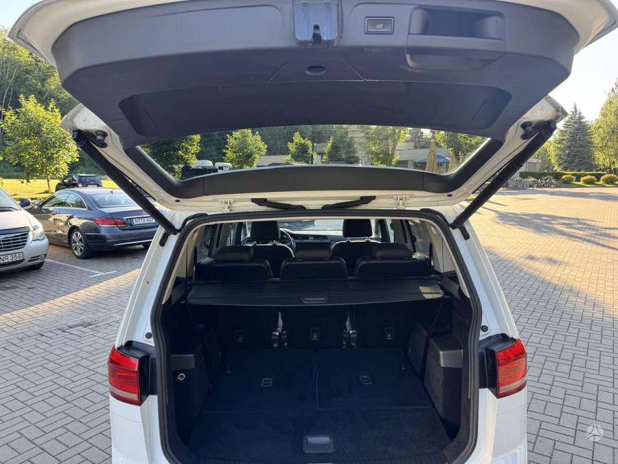 Balts Volkswagen Touran 2021 Birštonas, ar dzinēja tilpumu 1.97 L un nobraukumu 120 tūkst. km par 9300 €, foto 14 vietnē AUTOMOTO.COM.LV