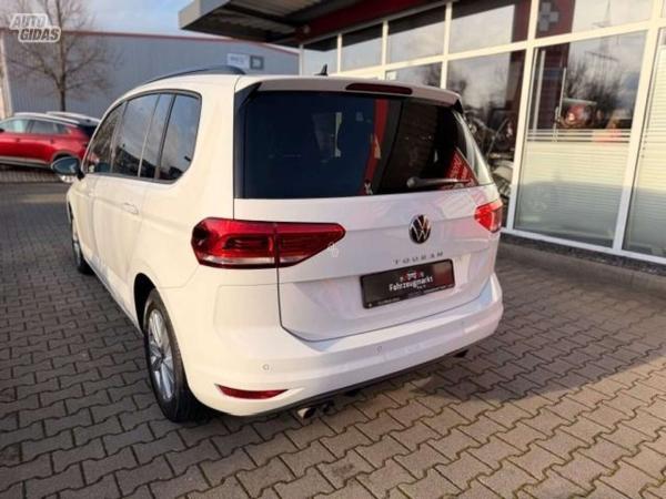 White Volkswagen Touran 2022 in Kaunas, with an engine capacity of 2.00 L and mileage of 80 thousand km for 28014 €, photo 3 on AUTOMOTO.COM.LV