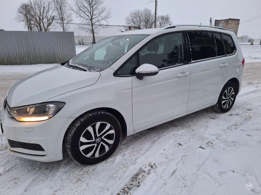 Balts Volkswagen Touran 2022 Marijampole, ar dzinēja tilpumu 1.50 L un nobraukumu 9 tūkst. km par 17666 €, foto 1 vietnē AUTOMOTO.COM.LV
