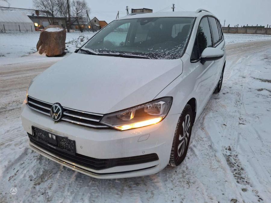 Balts Volkswagen Touran 2022 Marijampole, ar dzinēja tilpumu 1.50 L un nobraukumu 9 tūkst. km par 17666 €, foto 2 vietnē AUTOMOTO.COM.LV