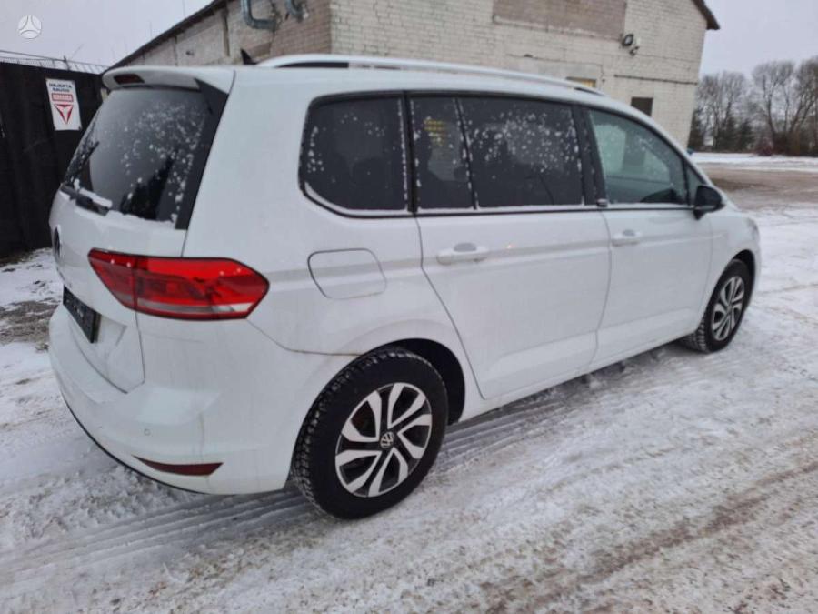 Balts Volkswagen Touran 2022 Marijampole, ar dzinēja tilpumu 1.50 L un nobraukumu 9 tūkst. km par 17666 €, foto 5 vietnē AUTOMOTO.COM.LV