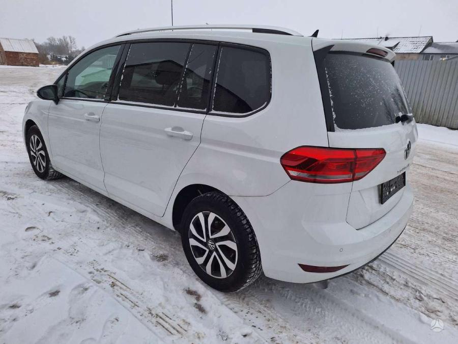 Balts Volkswagen Touran 2022 Marijampole, ar dzinēja tilpumu 1.50 L un nobraukumu 9 tūkst. km par 17666 €, foto 7 vietnē AUTOMOTO.COM.LV