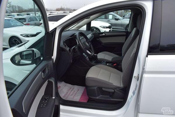 White Volkswagen Touran 2023 in Kaunas, with an engine capacity of 1.50 L and mileage of 46 thousand km for 32056 €, photo 7 on AUTOMOTO.COM.LV