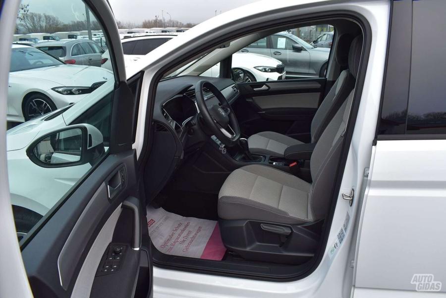 White Volkswagen Touran 2023 in Kaunas, with an engine capacity of 1.50 L and mileage of 46 thousand km for 32056 €, photo 7 on AUTOMOTO.COM.LV