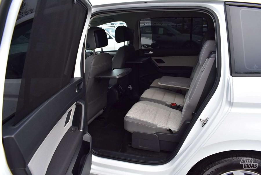 White Volkswagen Touran 2023 in Kaunas, with an engine capacity of 1.50 L and mileage of 46 thousand km for 32056 €, photo 8 on AUTOMOTO.COM.LV