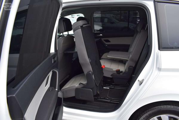 White Volkswagen Touran 2023 in Kaunas, with an engine capacity of 1.50 L and mileage of 46 thousand km for 32056 €, photo 9 on AUTOMOTO.COM.LV