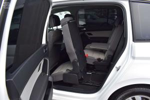 White Volkswagen Touran 2023 in Kaunas, with an engine capacity of 1.50 L and mileage of 46 thousand km for 32056 €, photo 9 on AUTOMOTO.COM.LV