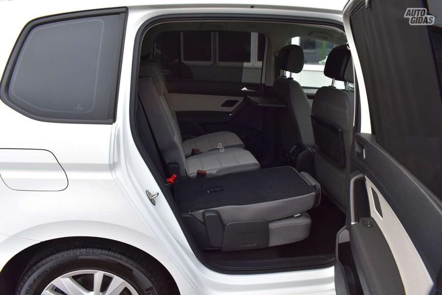 White Volkswagen Touran 2023 in Kaunas, with an engine capacity of 1.50 L and mileage of 46 thousand km for 32056 €, photo 13 on AUTOMOTO.COM.LV