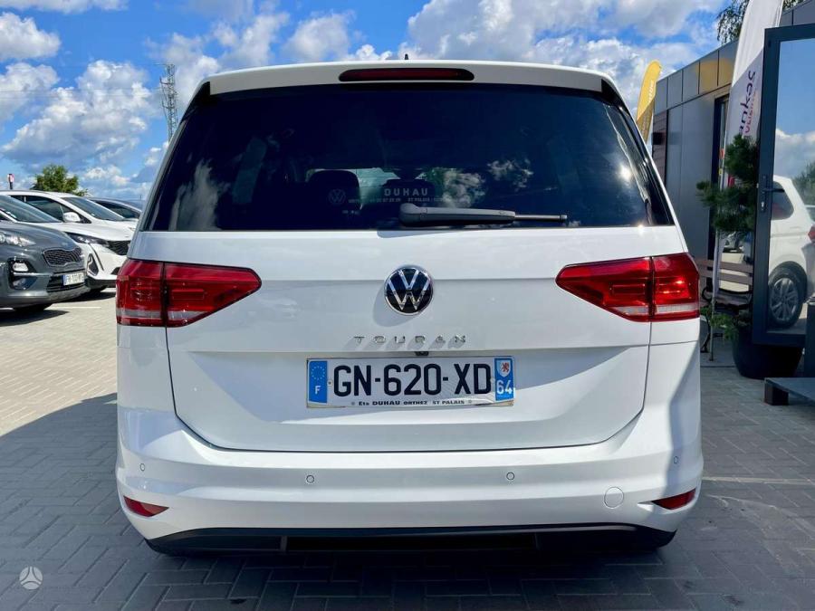 Balts Volkswagen Touran 2023 Tauragė, ar dzinēja tilpumu 1.50 L un nobraukumu 250 tūkst. km par 10900 €, foto 6 vietnē AUTOMOTO.COM.LV