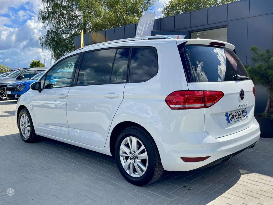 Balts Volkswagen Touran 2023 Tauragė, ar dzinēja tilpumu 1.50 L un nobraukumu 250 tūkst. km par 10900 €, foto 7 vietnē AUTOMOTO.COM.LV