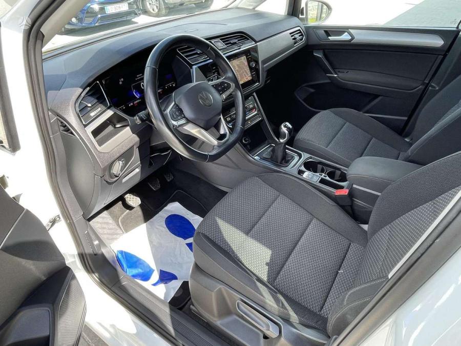 Balts Volkswagen Touran 2023 Tauragė, ar dzinēja tilpumu 1.50 L un nobraukumu 250 tūkst. km par 10900 €, foto 10 vietnē AUTOMOTO.COM.LV