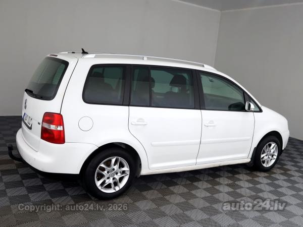White Volkswagen Touran 2006 in Tallinn, with an engine capacity of 2.00 L and mileage of 355 thousand km for 999 €, photo 3 on AUTOMOTO.COM.LV