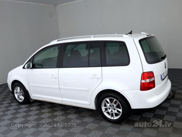 White Volkswagen Touran 2006 in Tallinn, with an engine capacity of 2.00 L and mileage of 355 thousand km for 999 €, photo 4 on AUTOMOTO.COM.LV